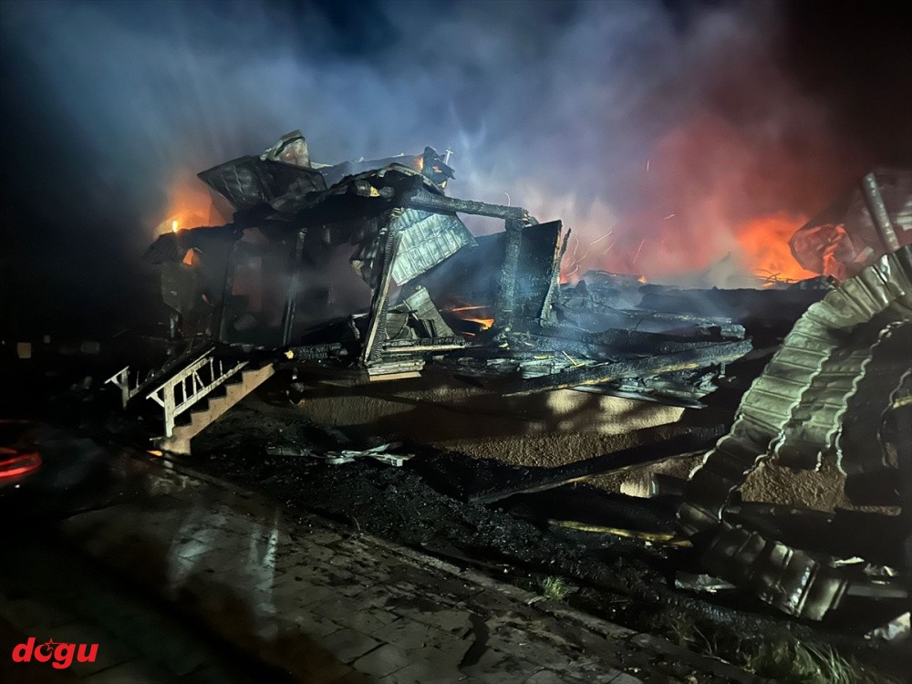 Kars'ta Kütük Ev'de tekrar başlayan yangın söndürüldü