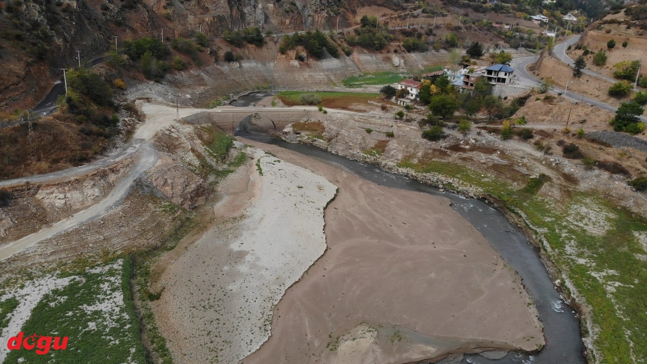 Torul Barajı'nda sular çekildi, tarihi Torul Köprüsü gün yüzüne çıktı ...